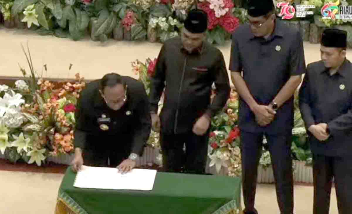 GoRiau - DPRD Riau Sahkan APBD 2025 Sebesar Rp9,2 Triliun Menjadi Perda