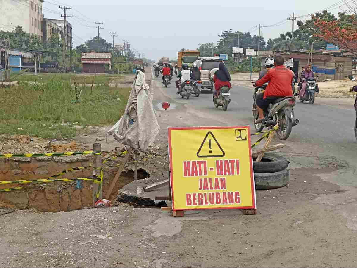 GoRiau - Separuh Jalan Kubang Raya Amblas, Pengendara Terancam Bahaya