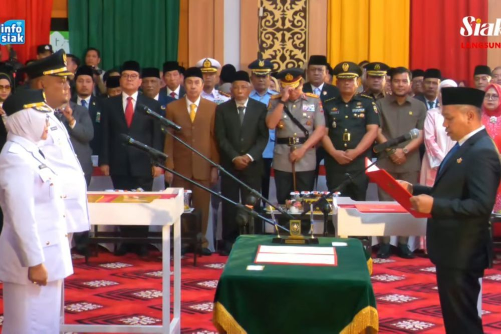 GoRiau - Afni – Syamsurizal Resmi Dilantik Sebagai Bupati dan Wakil Bupati Siak, Afni Jadi ...