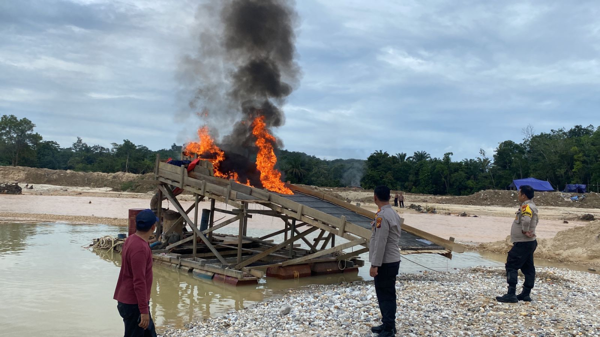 GoRiau - Komplotan Penambang Ilegal Gasak Emas Kuansing, Mereka Kabur Ketika Polisi Datang