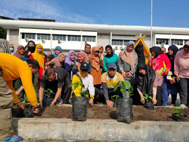 GoRiau - Tekan Inflasi, Diskominfotik Riau Laksanakan Instruksi Gubernur Tanam Cabai di Pekarangan