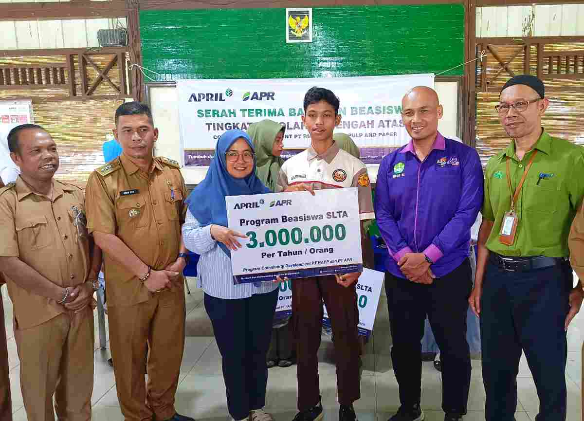 GoRiau - Dukung Pendidikan Generasi Muda, RAPP Serahkan Beasiswa untuk ...
