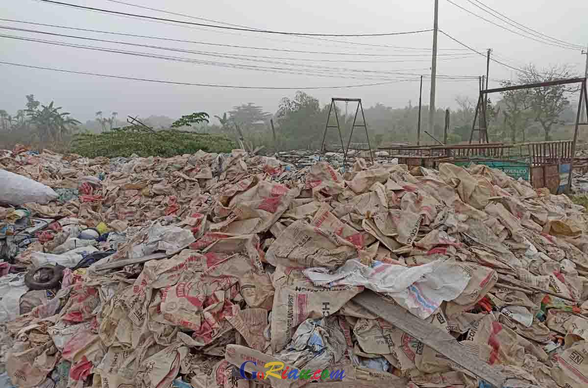 GoRiau - Tumpukan Sampah dan Barang Bekas Menggunung di Kubang Raya