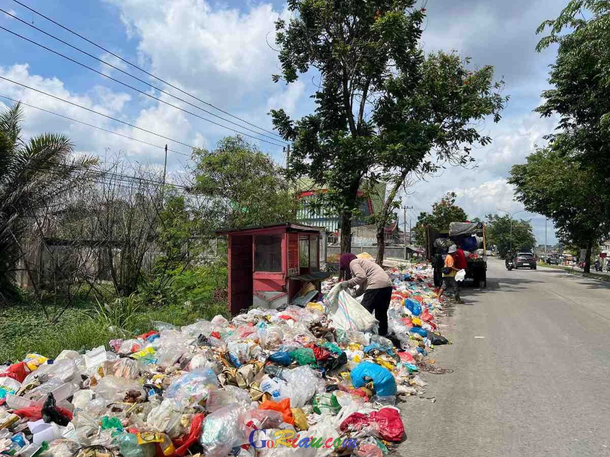 GoRiau - Ketua DPRD Pekanbaru Desak DLHK Segera Atasi Masalah Sampah Menumpuk