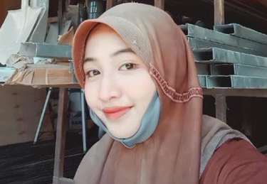 GoRiau - Mengharukan, Siswi Cantik Berhijab Ini Rela Jadi Kuli Angkut ...