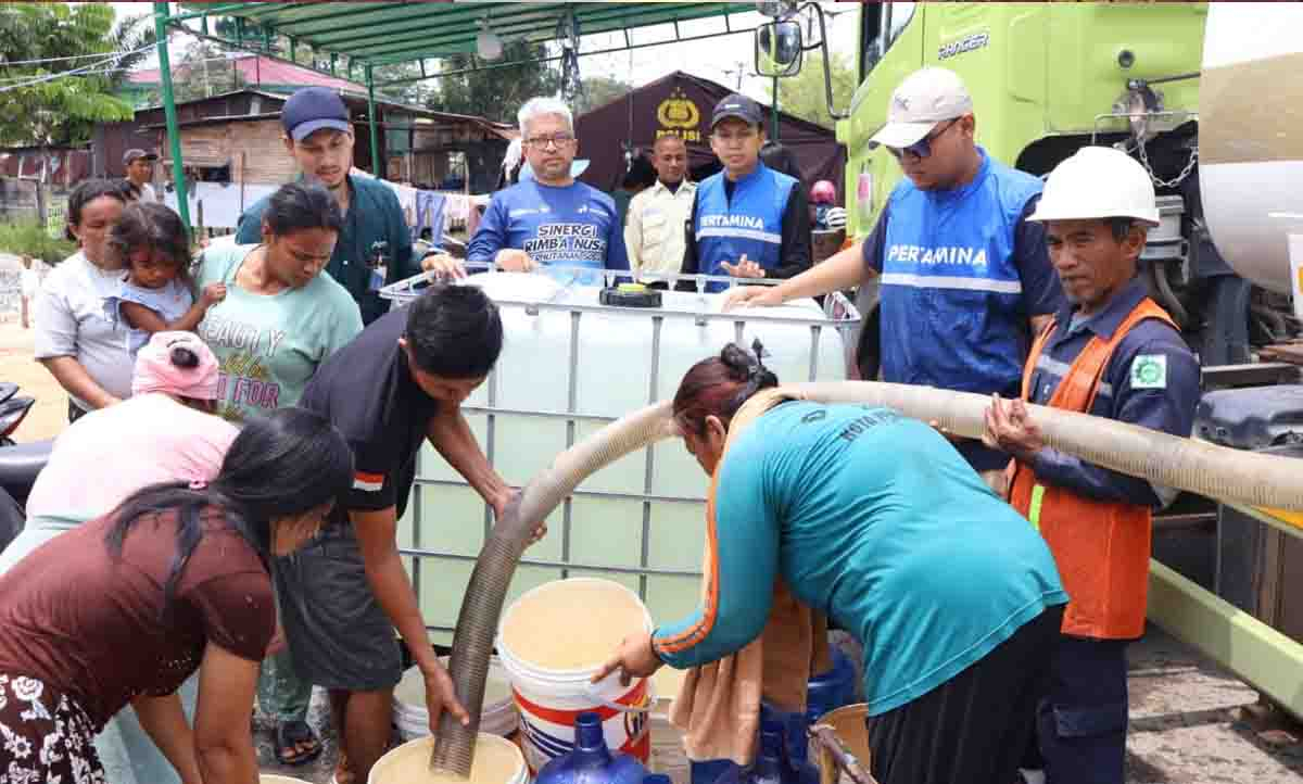 GoRiau - PHR Salurkan Bantuan Air Bersih Bagi Warga Terdampak Banjir Rumbai