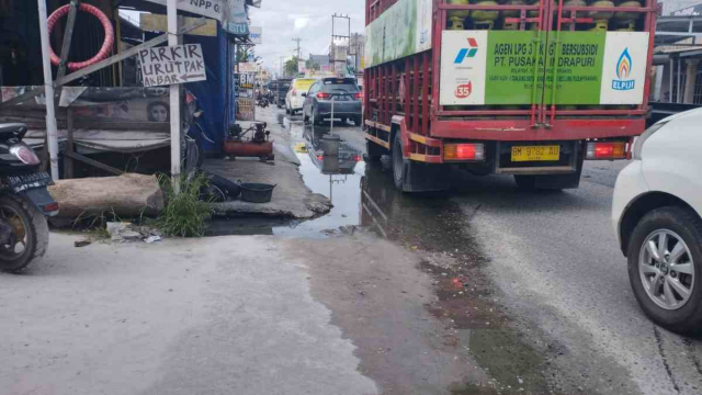GoRiau - Jalan Suka Karya Pekanbaru Alami Kerusakan Parah, Pengendara ...
