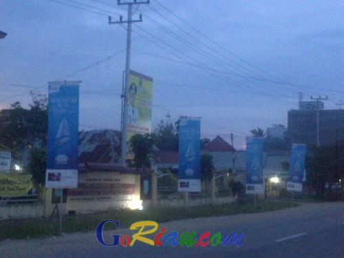 GoRiau - Diduga Ilegal, Spanduk dan Baliho Rokok Penuhi Ruas Jalan ...