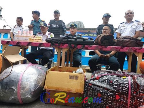 GoNews - Over Kapasitas, Kapal 'Legendaris' Jelatik Diamankan KRI Pulau ...