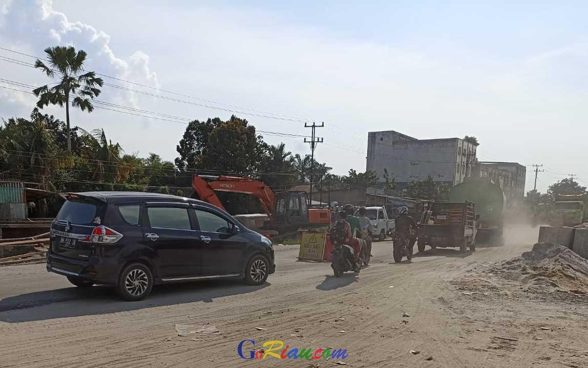 GoRiau - Jalan Terban di Km 2,5 Kubang Raya Siak Hulu Mulai Diperbaiki