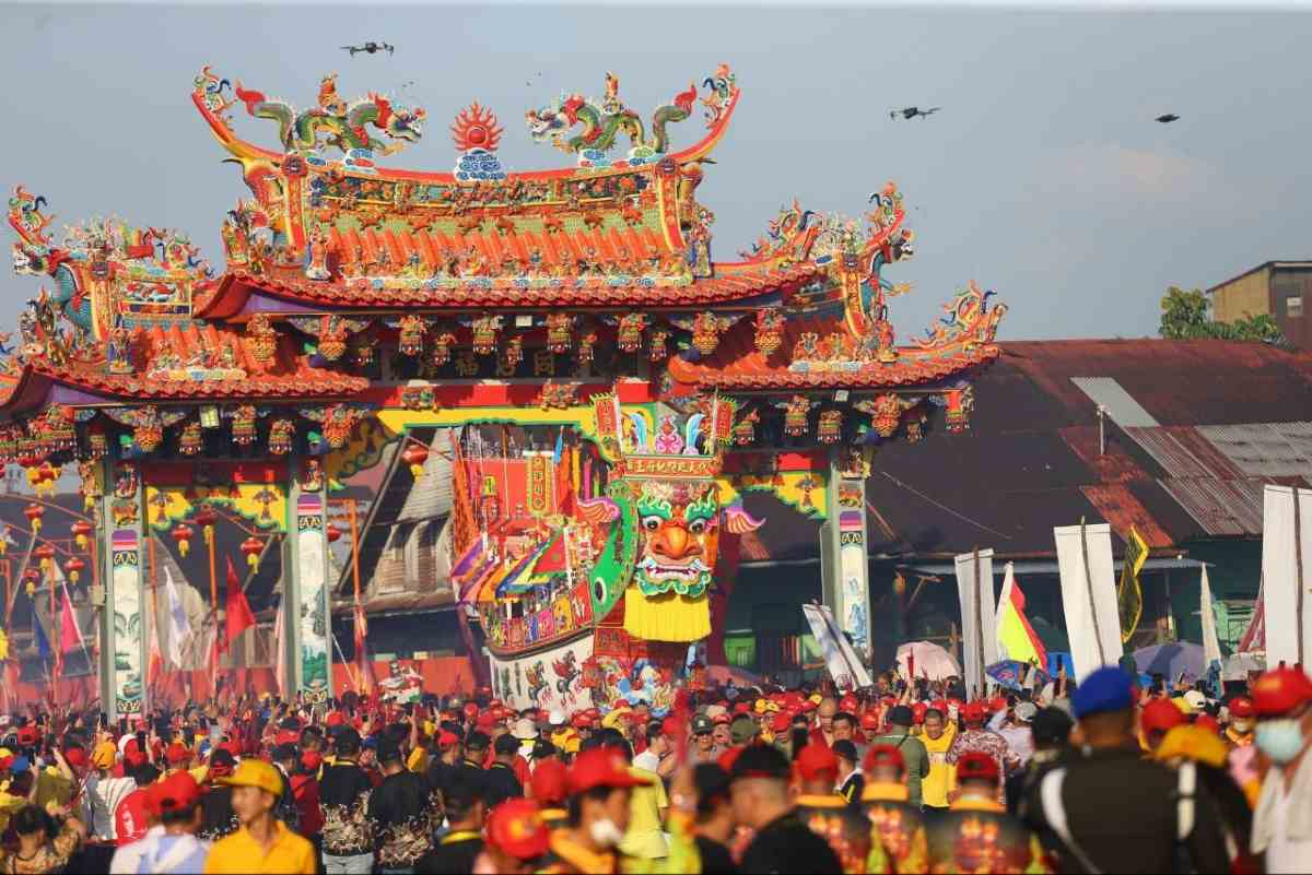 GoRiau - Semangat Keberagaman Warnai Festival Bakar Tongkang di ...