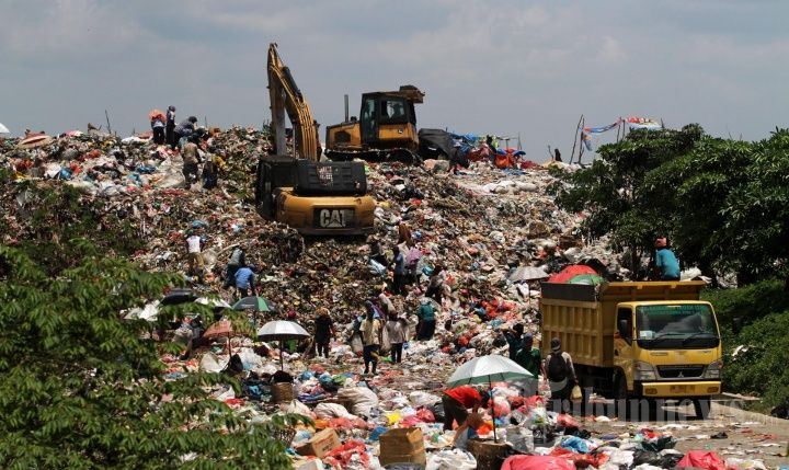 GoRiau - DLHK Kota Pekanbaru Pinjam Dua Ekskavator Pemprov Riau untuk Kelola Sampah TPA Muara Fajar