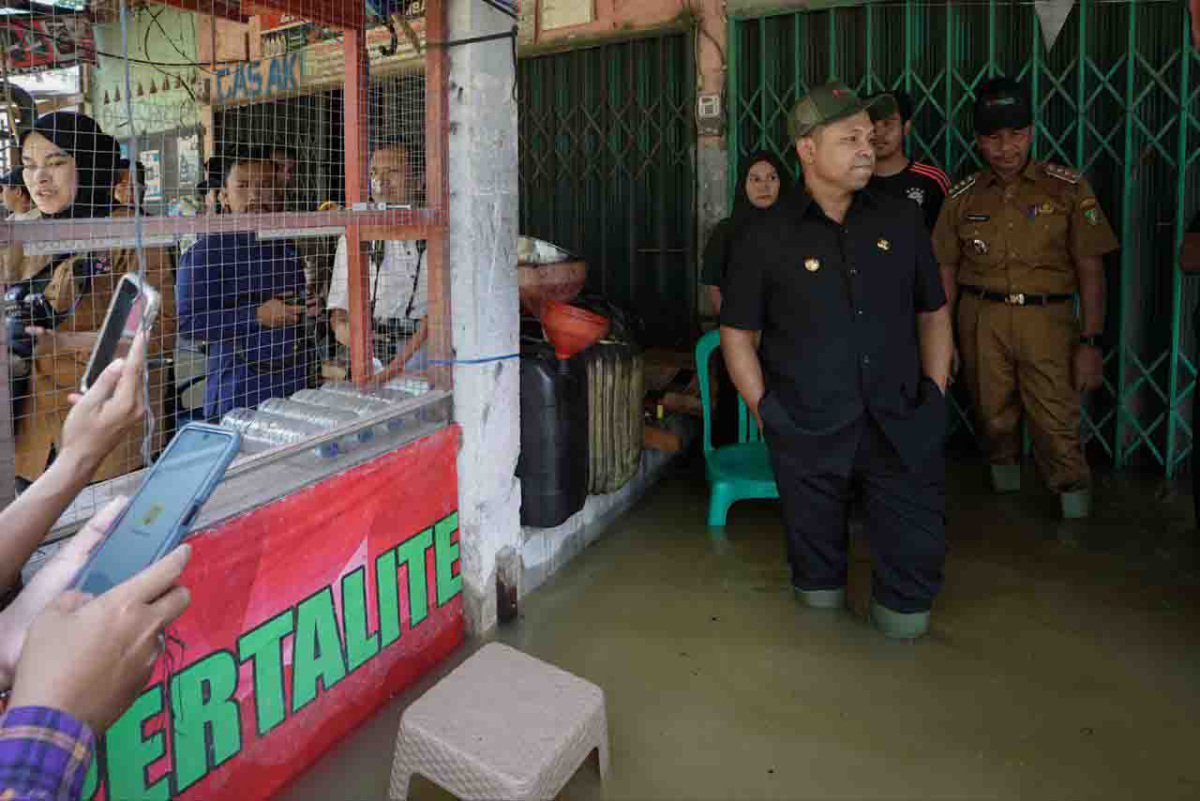 GoRiau - Hari Pertama Kerja, Gubri Abdul Wahid Tinjau dan Salurkan Bantuan Banjir di Kampar