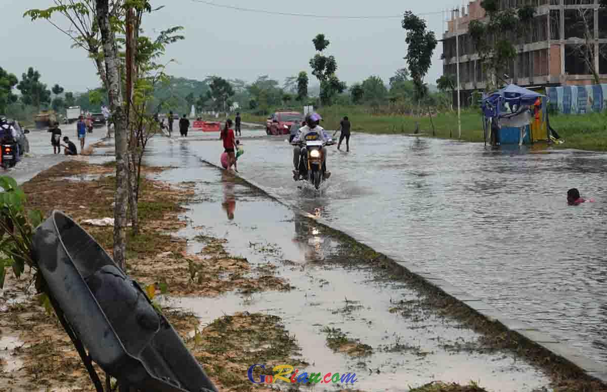 GoRiau - Rusak Parah Akibat Banjir, Pemprov Riau akan Perbaiki Jalan Sudirman Ujung Jembatan Siak IV