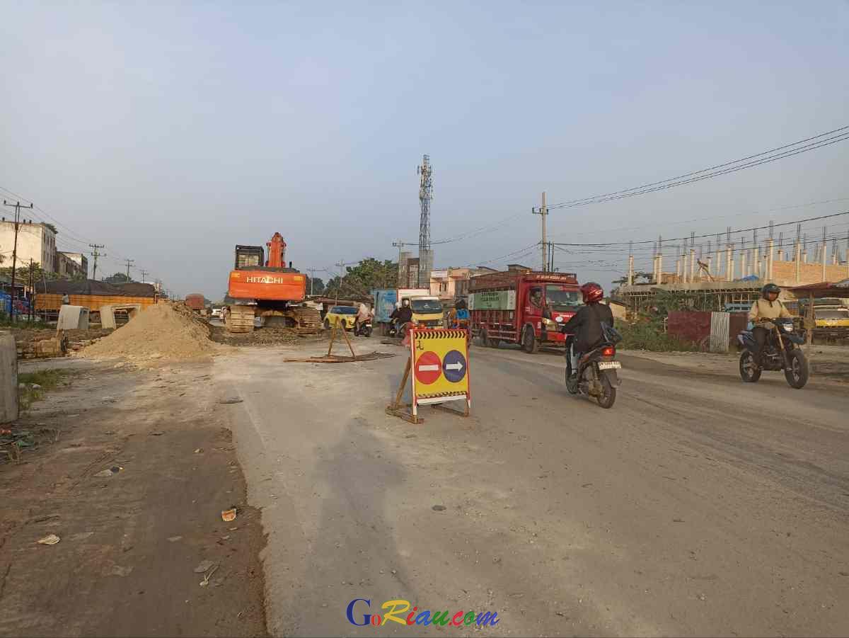 GoRiau - Perbaikan Jalan Terban di Kubang Raya Dipercepat, Arus Lalu Lintas Berangsur Normal