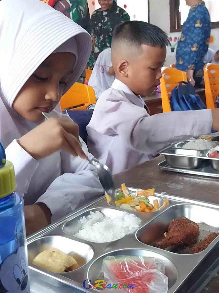 GoRiau - Makan Bergizi Gratis di Kuansing Dimulai, Tahap Awal Sasar Dua Sekolah