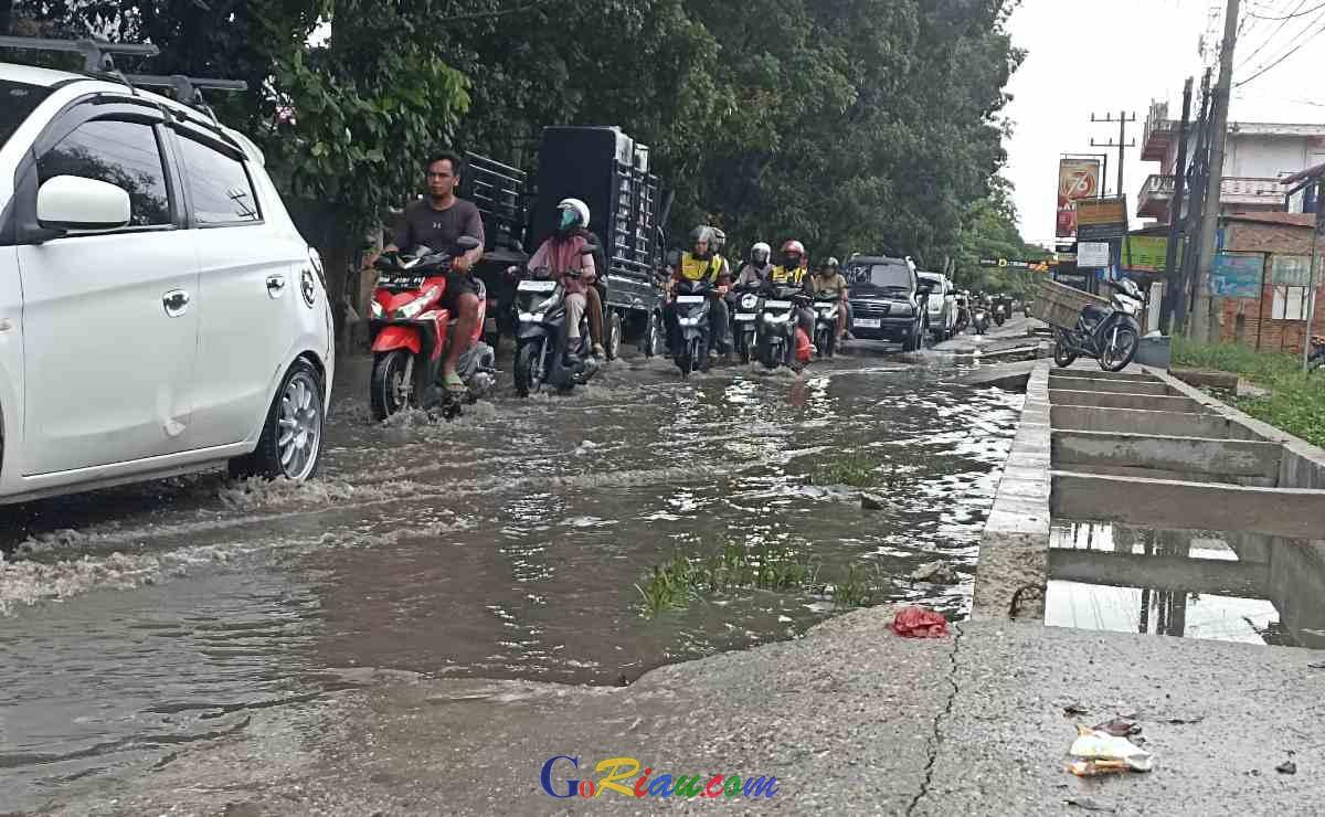 GoRiau - Padahal Baru Diperbaiki, Jalan Bangau Sakti Samping Unri Panam ...