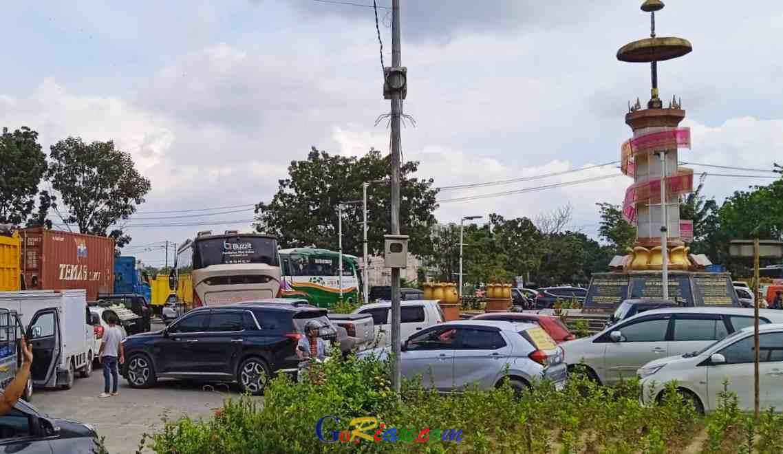 GoRiau - Macet di Tugu Zapin, Ratusan Kendaraan Terjebak