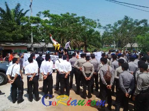 GoRiau - Breaking News : Puluhan Massa Aliansi Rakyat Berdaulat Gruduk ...