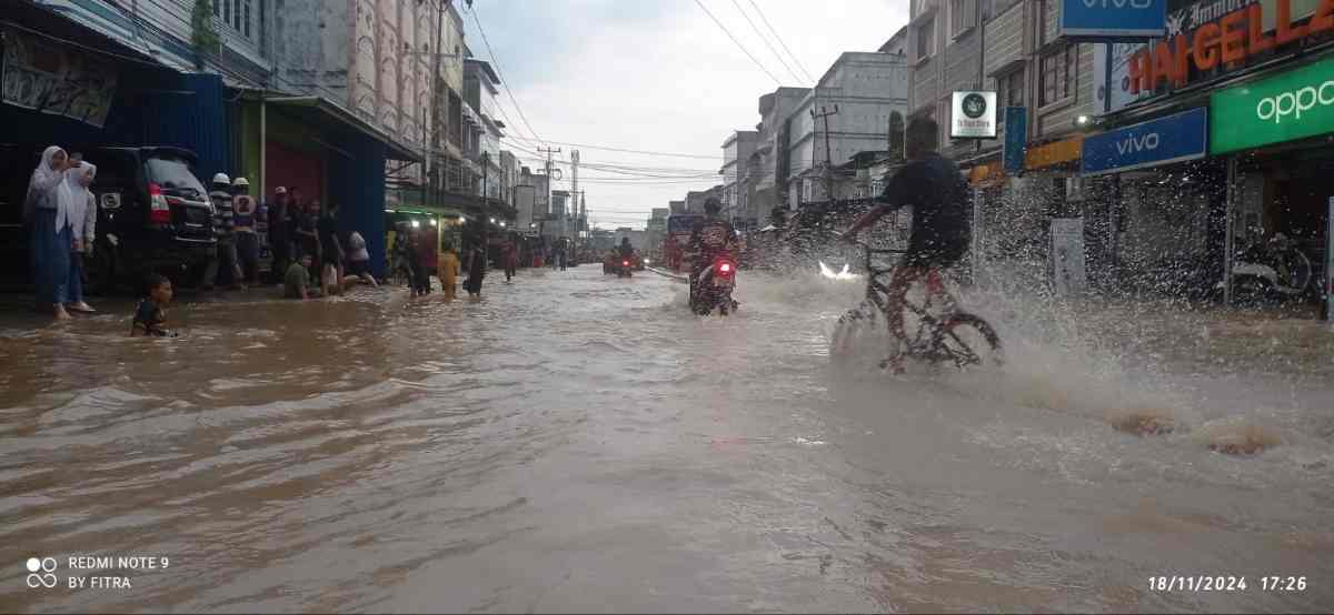GoRiau - Banjir Rob Genangi Rumah dan Jalan di Tembilahan Inhil ...