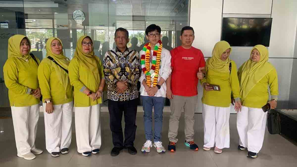 GoRiau - Siswa SMA Darma Yudha, Fansen Candra, Raih Medali Perak di ...