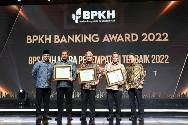 GoRiau - BPKH Berikan 2 Penghargaan Kepada BRK Syariah Sebagai Bank Penerima Setoran Haji ...