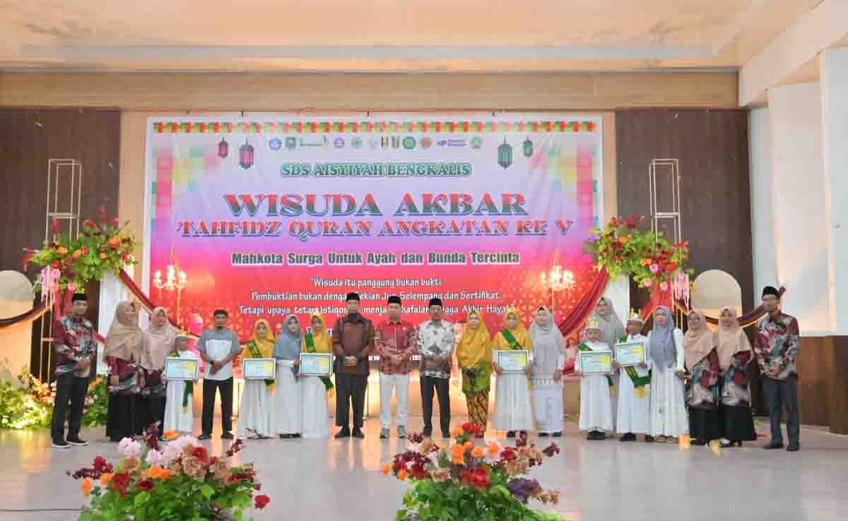 GoRiau - Hadiri Wisuda Akbar Tahfidz Quran SDS Aisyiyah Bengkalis, Bupati Kasmarni Sampaikan ...