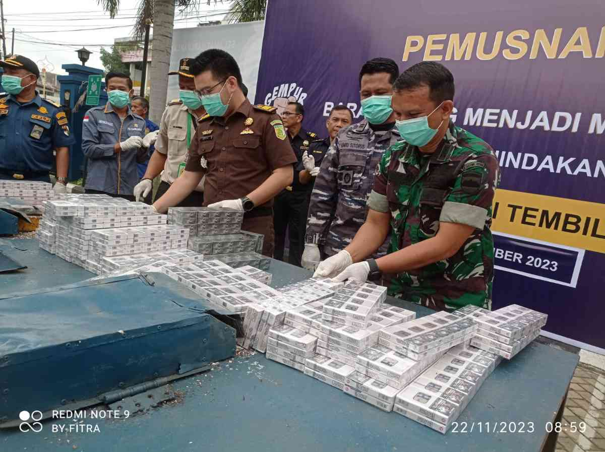 GoRiau - Bea Cukai Tembilahan Musnahkan 16.5 juta Batang Rokok Illegal, Negara Rugi Rp11,7 Miliar