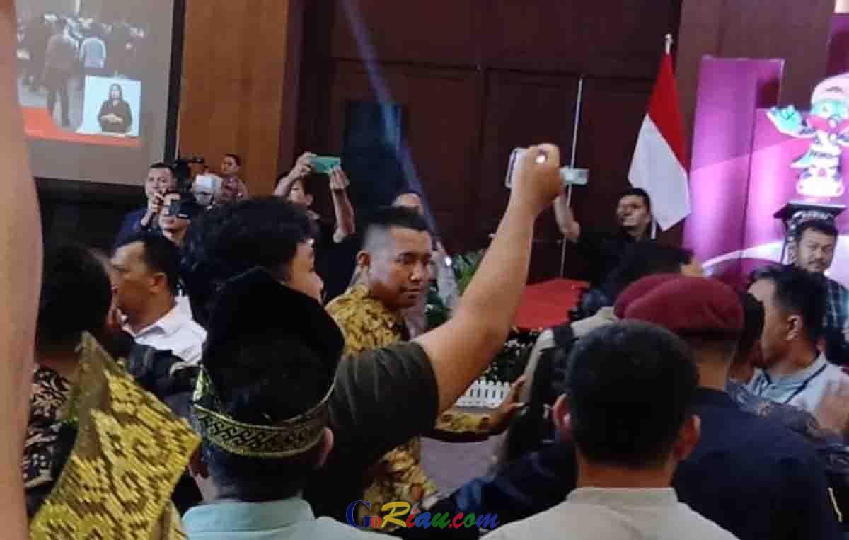 GoRiau - Ini Kronologis Nyaris Bentrok Antar Pendukung Paslon Gubernur Riau Nomor Urut 1 dengan ...
