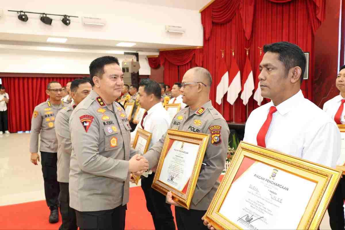 GoRiau - Kapolda Riau Serahkan DIPA dan Anugerah Personel Berprestasi