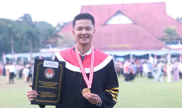GoRiau - ASN BPKAD Riau Raih Gelar Doktor Terbaik di IPDN, Angkat Isu ...