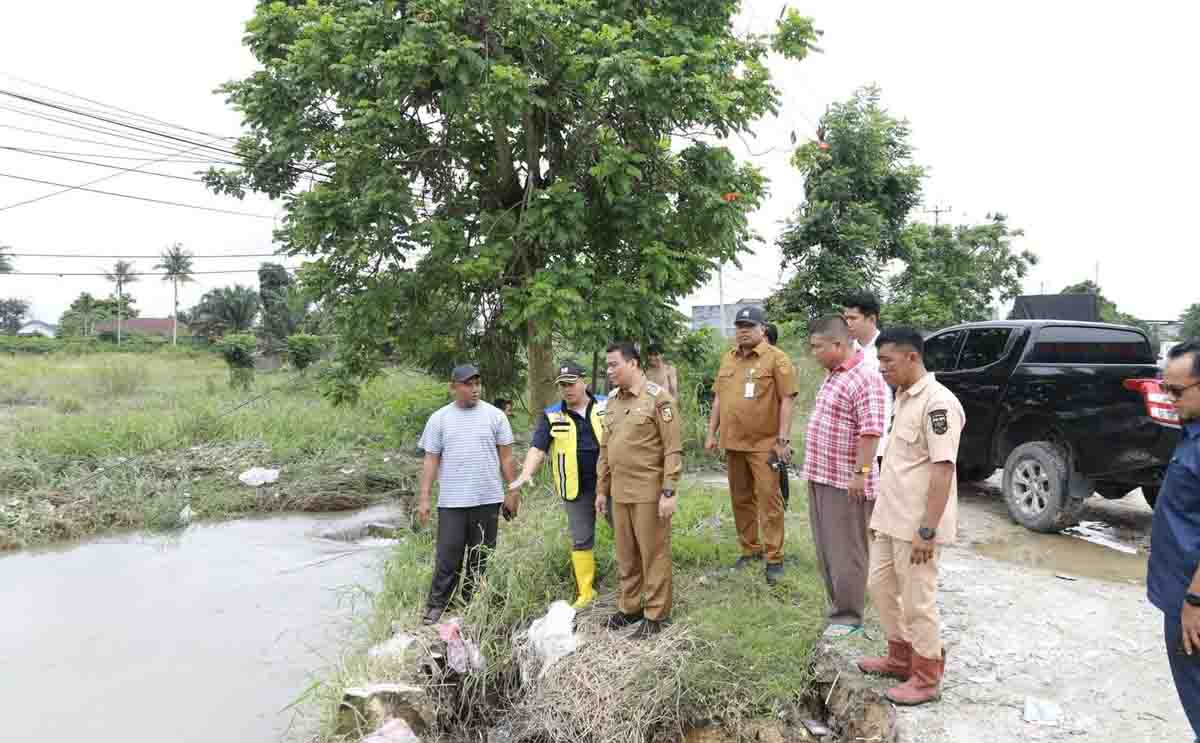 GoRiau - Cepat Tangani Banjir, Pemko Pekanbaru Kerahkan Alat Berat Normalisasi Drainase