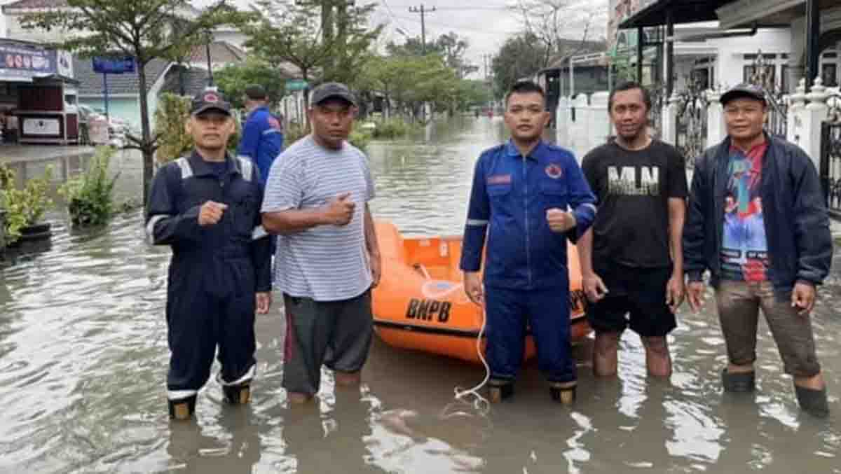 GoRiau - BPBD Pekanbaru Kerahkan Perahu Karet untuk Bantu Warga Terdampak Banjir