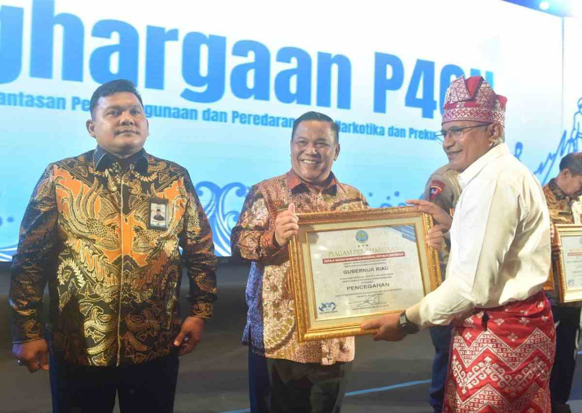 GoRiau - Ini Respons Pj Gubri SF Hariyanto Usai Menerima Penghargaan P4GN dari BNN RI