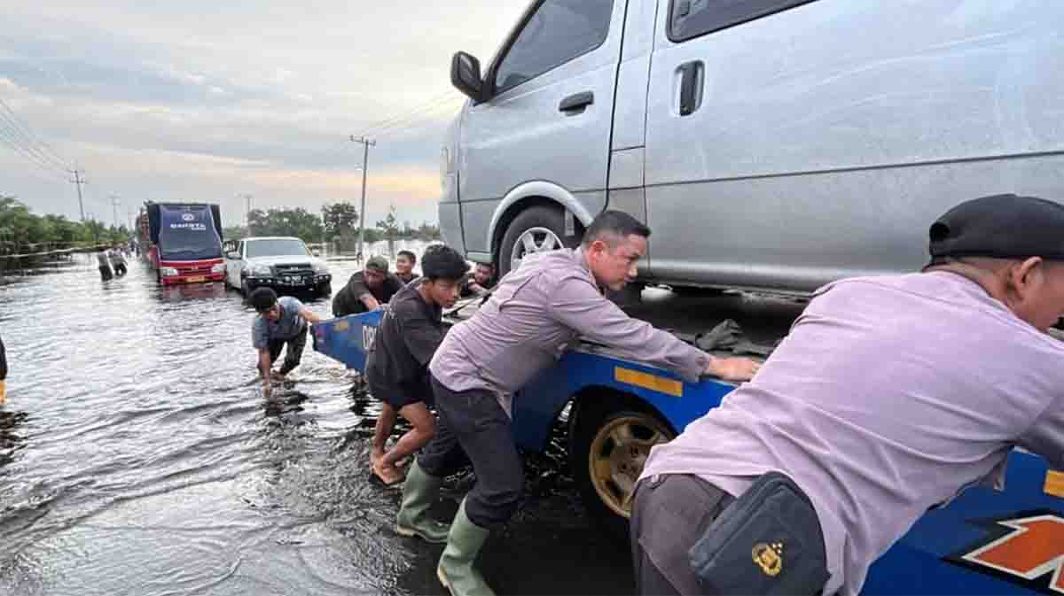 GoRiau - Banjir Pangkalan Kerinci Belum Surut, Sekolah dan Jalan Masih Terendam