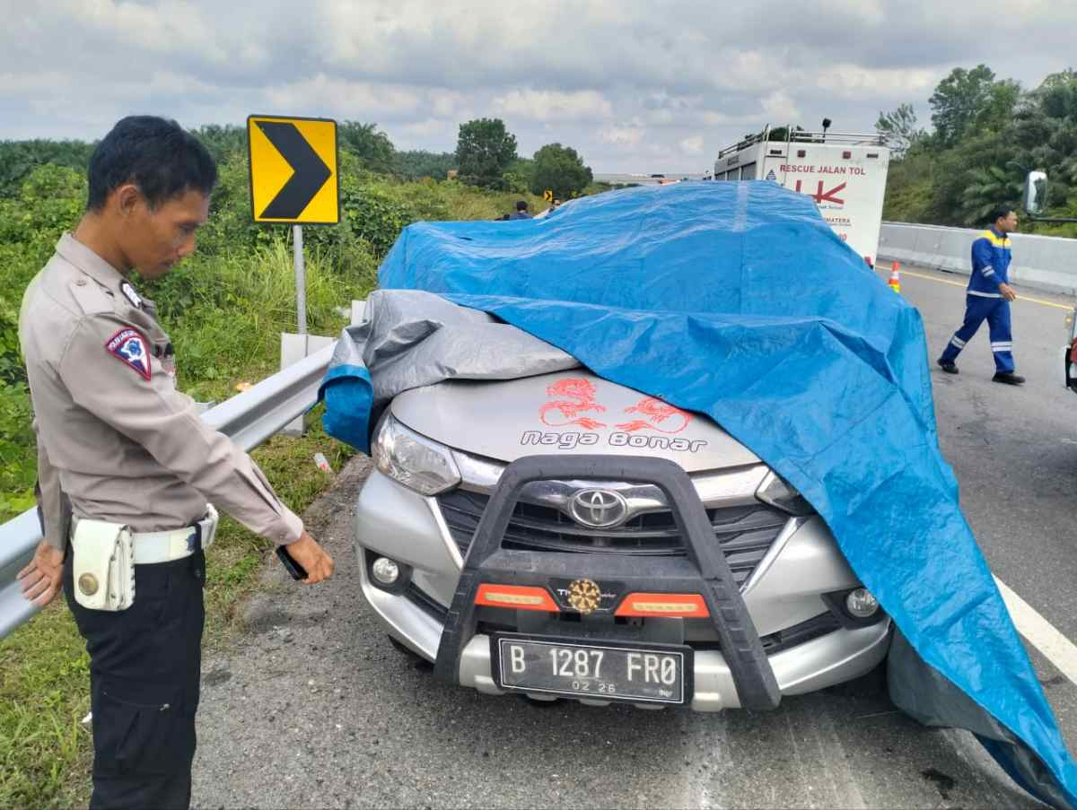 GoRiau - Microsleep, Mobil Avanza Alami Kecelakaan Tunggal di Tol Pekanbaru - Dumai