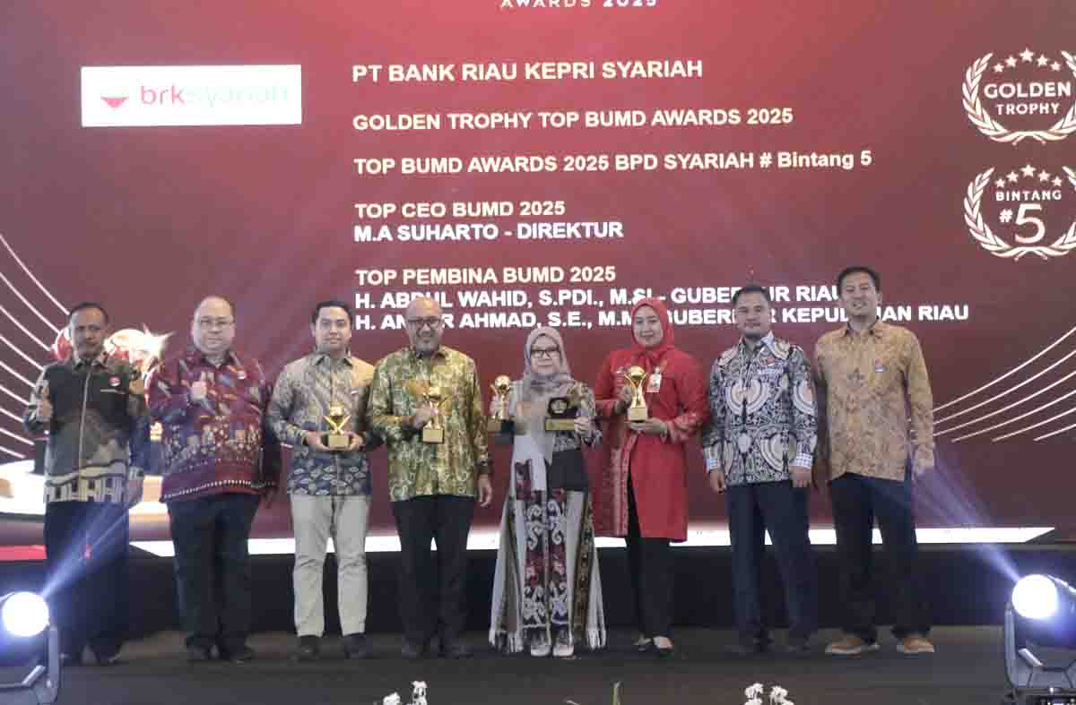 GoRiau - BRK Syariah Raih Golden Trophy di Top BUMD Awards 2025