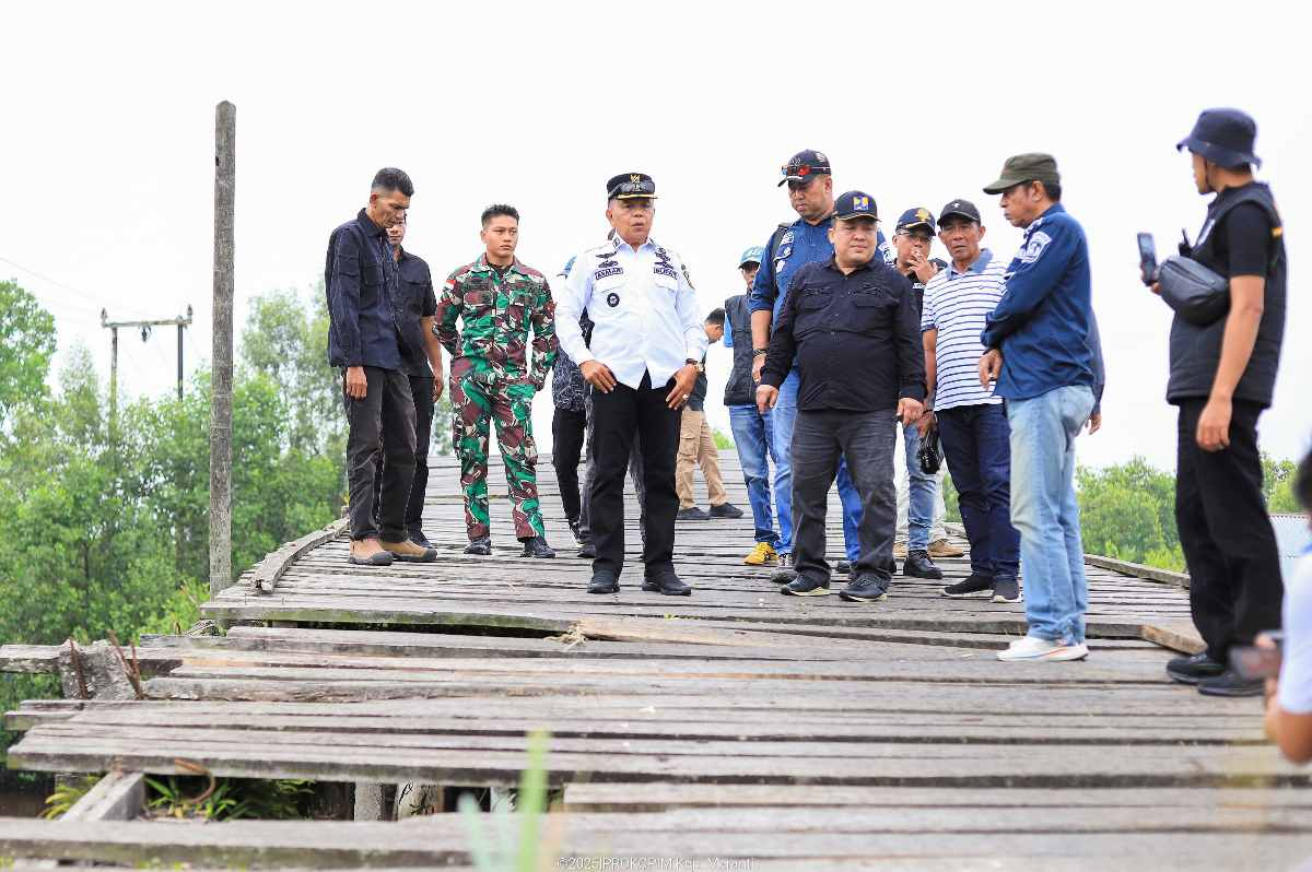 GoRiau - Asmar Perintahkan Dinas PUPR dan Dishub Segera Perbaiki Pelabuhan dan Jembatan