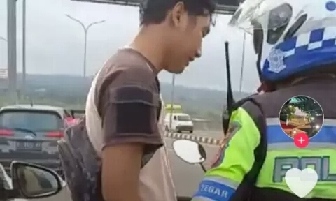 GoRiau - Polisi Ngamuk Direkam Saat Menilang, Ternyata Terima 'Uang Damai'
