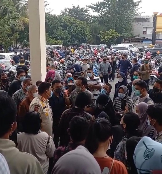 GoRiau - Kuota Vaksin Hanya 750 Dosis, Ribuan Warga di Gedung Guru ...