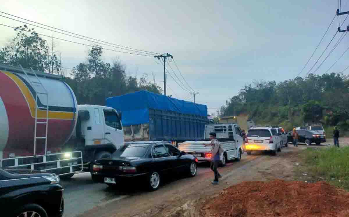 GoRiau - Macet Parah Terjadi Akibat Pengendara Abaikan Aturan Jam Operasional di Jalan Lintas ...