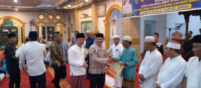 GoRiau - Safari Ramadhan Bupati Rohil Afrizal Sintong: Bantuan dan Semangat Kebersamaan di ...