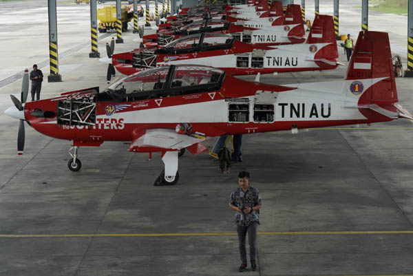 GoRiau - Jupiter Aerobatic Team TNI AU Gelar Atraksi di Langit Pekanbaru GoRiau - Jupiter Aerobatic Team TNI AU Gelar Atraksi di Langit Pekanbaru